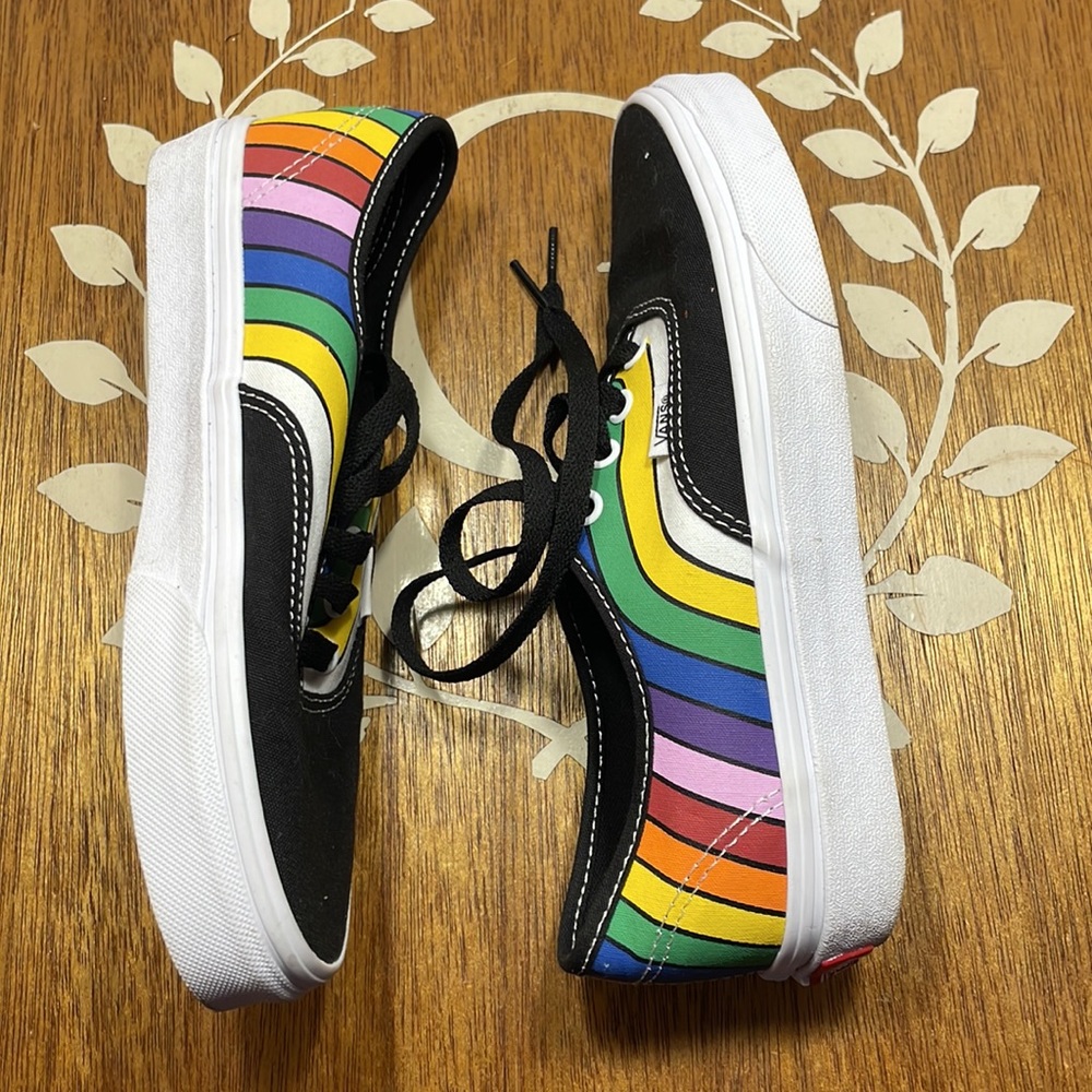 Vans Rainbow Striped Lace Up Sneakers. Men 5.5/Women 7 - Gem